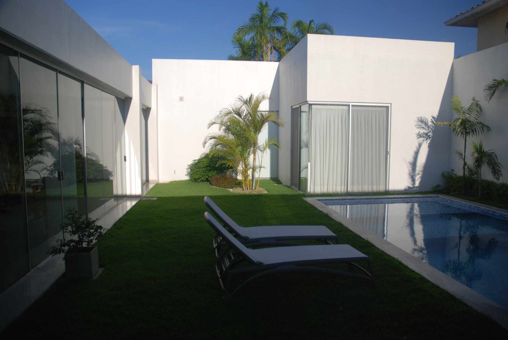 Barrio Las Palmas, Hermosa Casa Minimalista en U de 350m2 construidos ... Barrio Las Palmas, Hermosa Casa Minimalista en U de 350m2 construidos ...